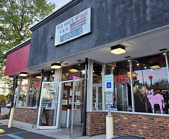 Red White & Que's patriotic color scheme stands out against the New Jersey landscape. Their storefront proudly announces their BBQ allegiance.