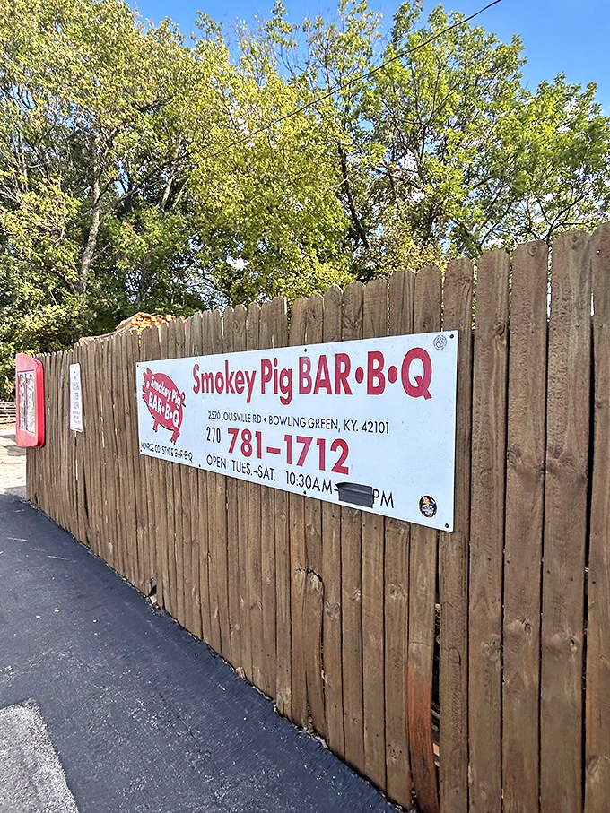 That wooden fence might as well be a "Treasure Inside" sign. Smokey Pig's modest exterior hides flavor gold.