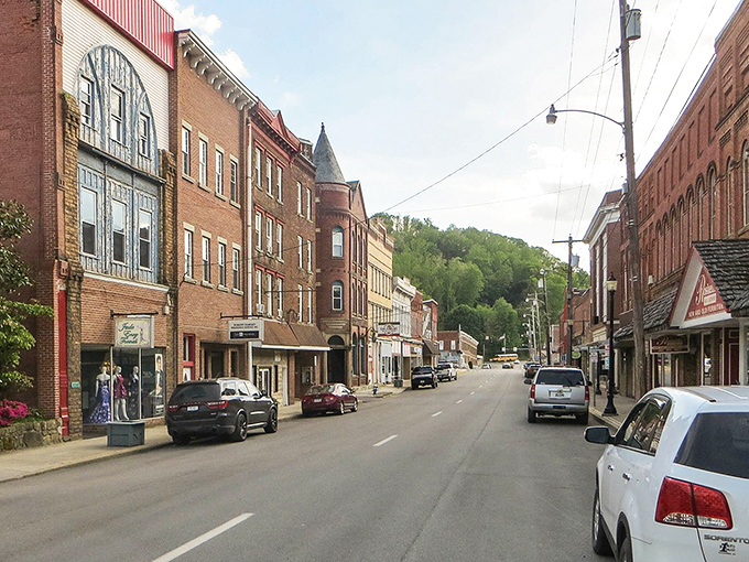 Weston's classic motel scene captures the essence of affordable Americana still thriving today.