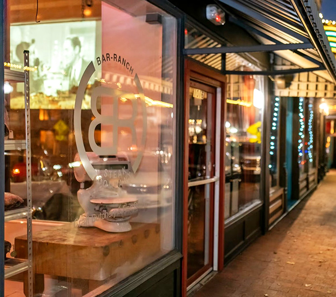 Those welcoming windows showcase the confidence of a place that has nothing to hide from hungry diners.