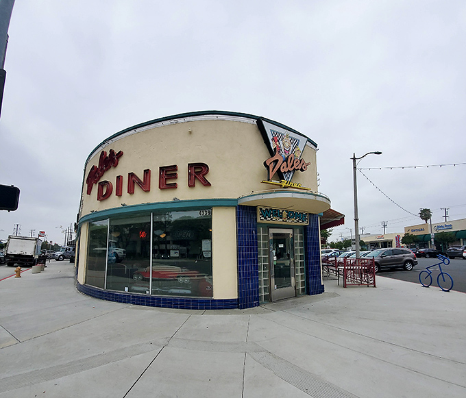 That blue tile entrance! Dale's looks like it should be in a museum of mid-century design, but thankfully it's still serving perfect patty melts.