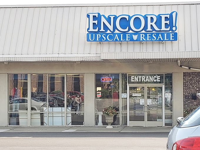 Clean, professional presentation shows that secondhand shopping can feel just as refined as any boutique experience. 