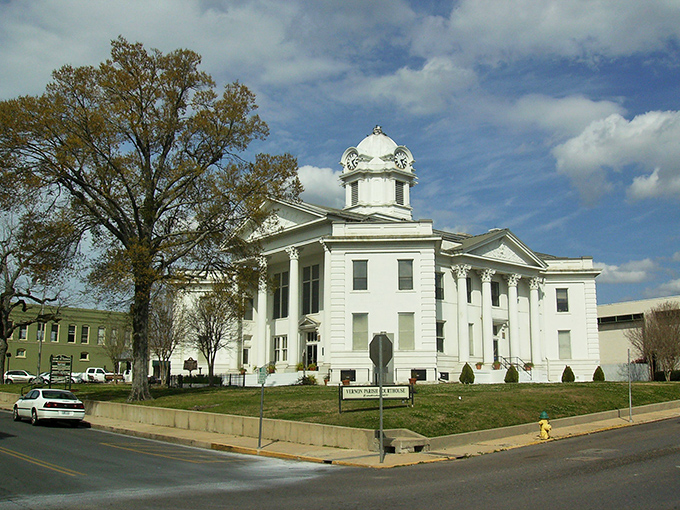 The majestic white courthouse in Leesville looks like it could have been Jefferson's vacation home if he'd had a Louisiana phase.