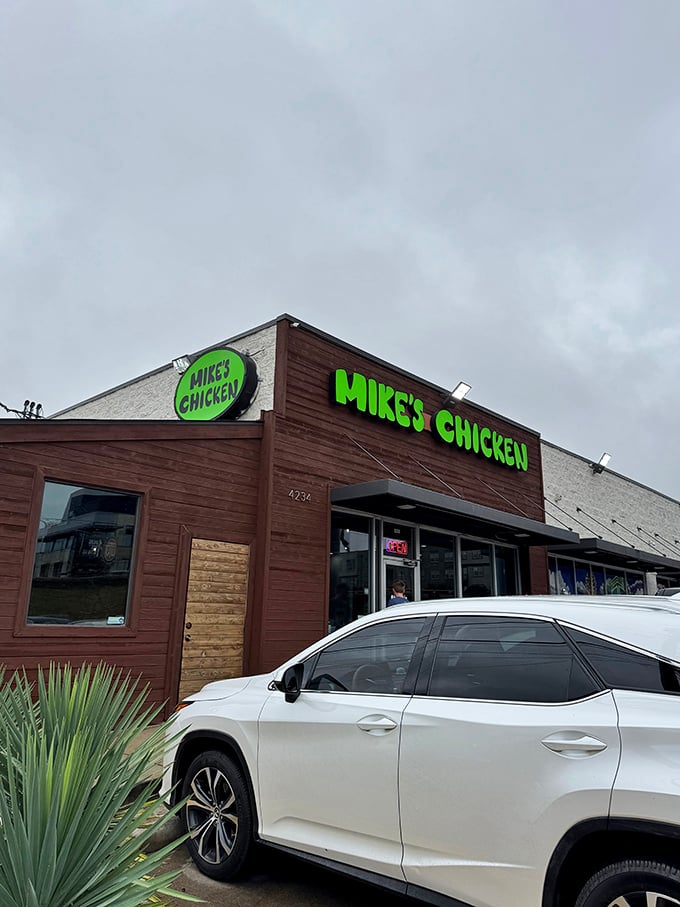 Sometimes the most unassuming places serve the most unforgettable meals, and this humble spot proves it perfectly. 