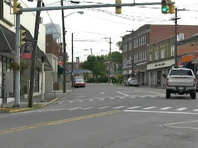 The charming streetscape of Oak Hill hides budget-friendly gems that would make even the most seasoned bargain hunter giddy.