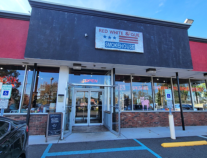 The pink pig in Red White & Que's window seems to say, "Trust me, you want what's happening inside." Patriotic BBQ at its finest!