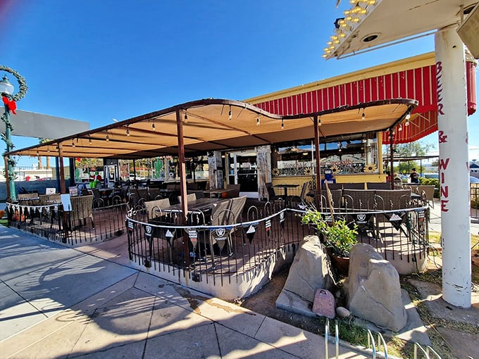 This covered patio setup lets you savor your meal while watching the Nevada desert work its magic.