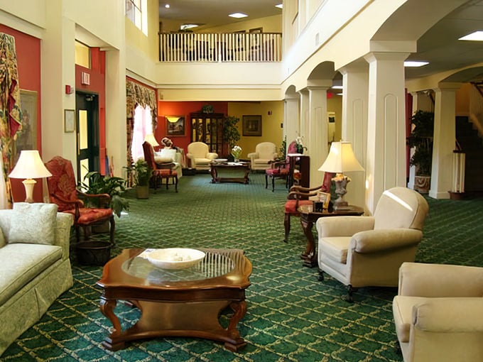 The lobby at Sunnybrook feels like walking into your fancy friend's living room&mdash;if your friend had impeccable taste and a cleaning service.