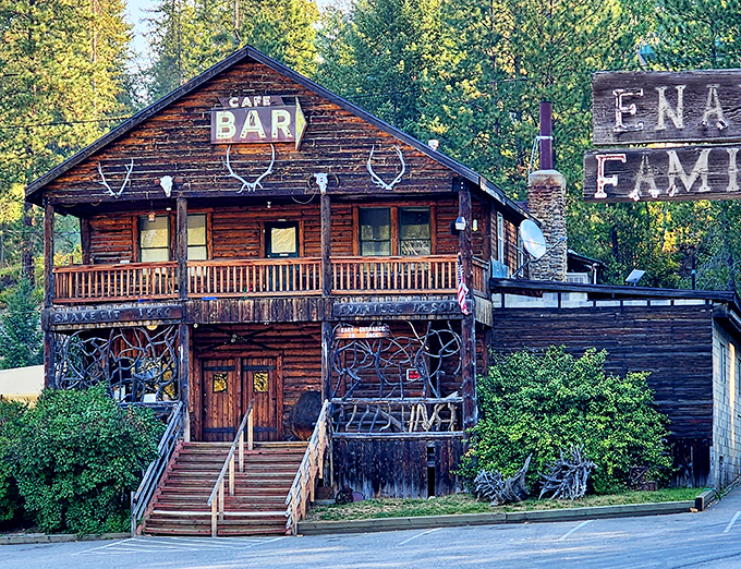 This woodland wonder proves the best steakhouses sometimes hide where the pavement ends and adventure begins. 