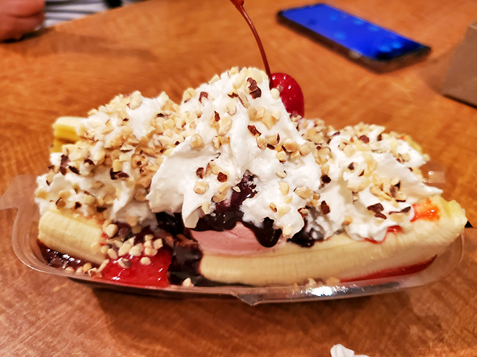 The banana split at Gunther's isn't just a dessert, it's an architectural marvel that would make Frank Lloyd Wright put down his pencil and pick up a spoon.