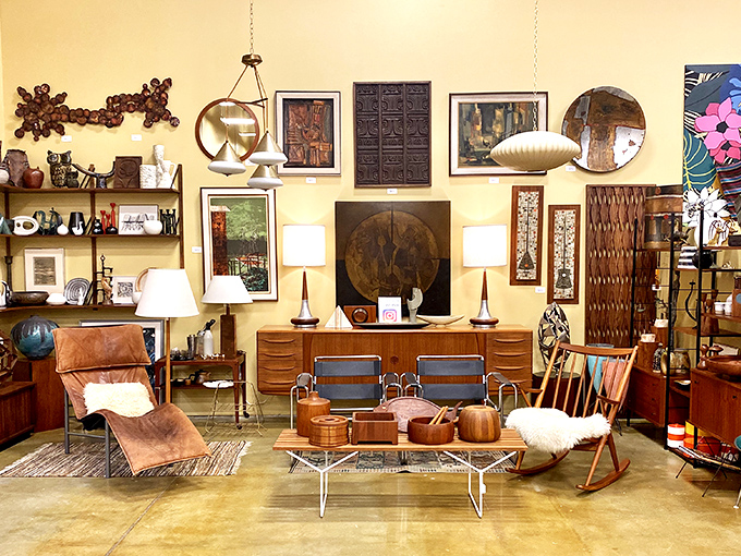 Mid-century modern heaven! This furniture vignette could be straight from a 1960s design magazine or Don Draper's weekend home.