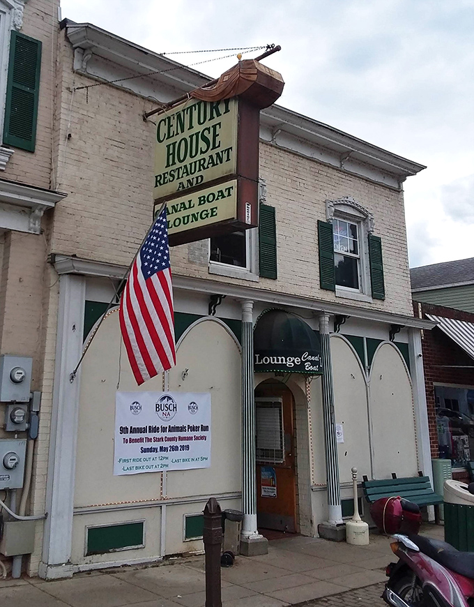 Where canal history meets cold drinks, creating the perfect post-exploration gathering spot for everyone.