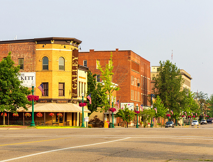 Marietta's downtown invites leisurely strolls where window shopping isn't just an activity&mdash;it's practically the local sport, complete with ice cream cone accessories.