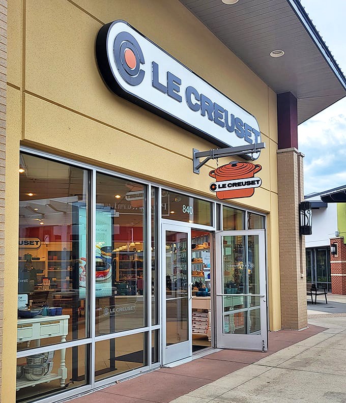 Le Creuset: where Missouri home chefs come to dream in technicolor cast iron. Orange pot, orange pot, what are you cooking up?
