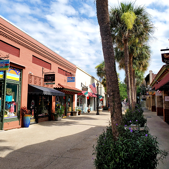 Shopping streets lined with palm trees and local boutiques – where "just browsing" inevitably turns into "I'll take two, please."