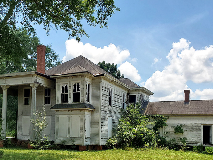 This mansion's symmetry is so satisfying it could cure your anxiety about crooked picture frames at home.