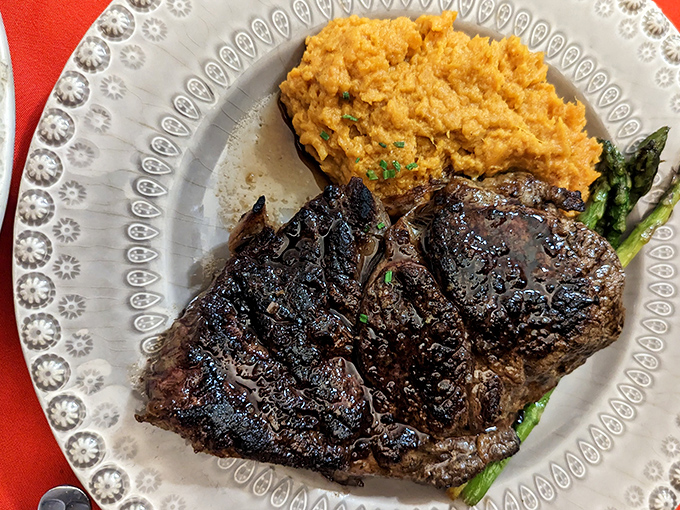 Prime rib so beautifully crusted, it could star in its own cooking show and win an Emmy.