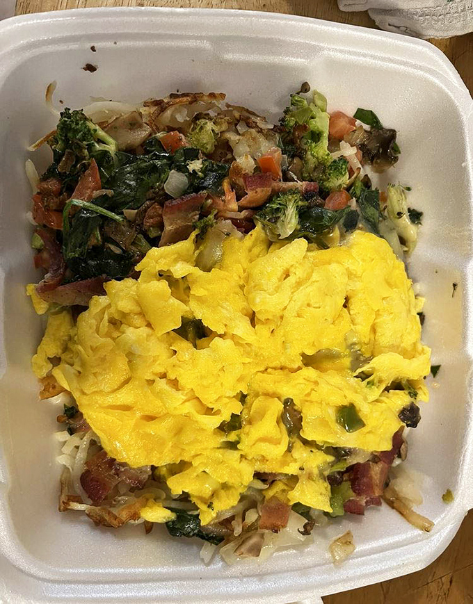 A to-go container that proves even veggie skillets deserve the spotlight, with eggs playing the sunny yellow headliner.