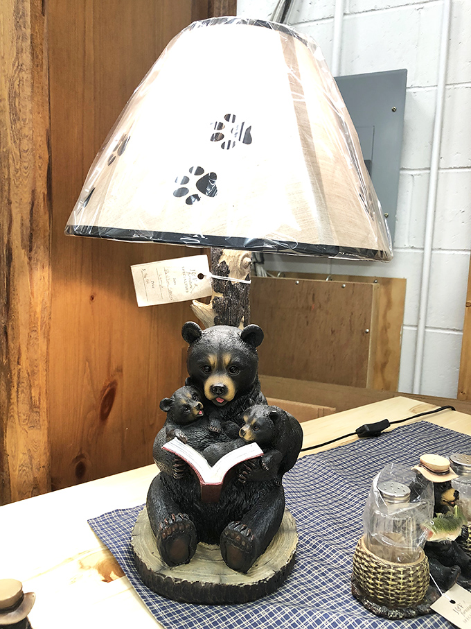 "Once upon a time&hellip;" This storybook bear lamp combines bedtime reading with woodland decor &ndash; practical parenting with a touch of wilderness. 