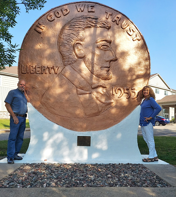 "Stand back, we're professionals." Couples pose strategically, creating the perfect penny-sandwich for their vacation albums.
