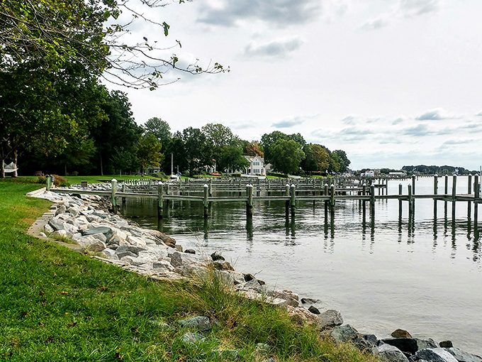Where wooden docks meet glassy water, Oxford's maritime soul is on full display. No filter needed for this postcard-perfect scene.