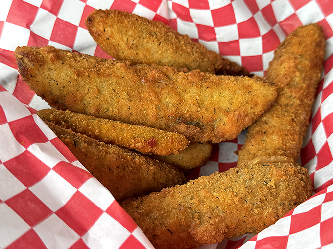 The star attraction: Woody's fried pickles. Golden, crispy, and tangy&mdash;they're the supporting actors that stole the whole show.