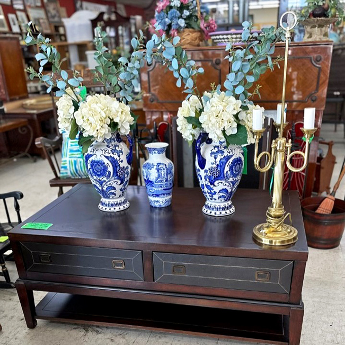 Blue and white porcelain that brings elegance without emptying your wallet. These vases don't just hold flowers—they hold history and craftsmanship.
