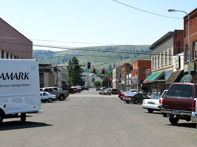 La Grande's downtown streets offer that perfect blend of historic charm and modern convenience, with the Blue Mountains providing nature's perfect backdrop.