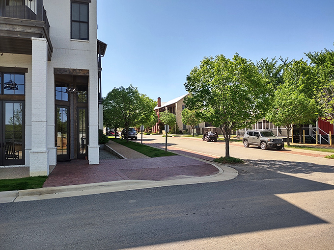 Carlton Landing's planned perfection creates a Norman Rockwell painting come to life on Lake Eufaula's pristine shores.