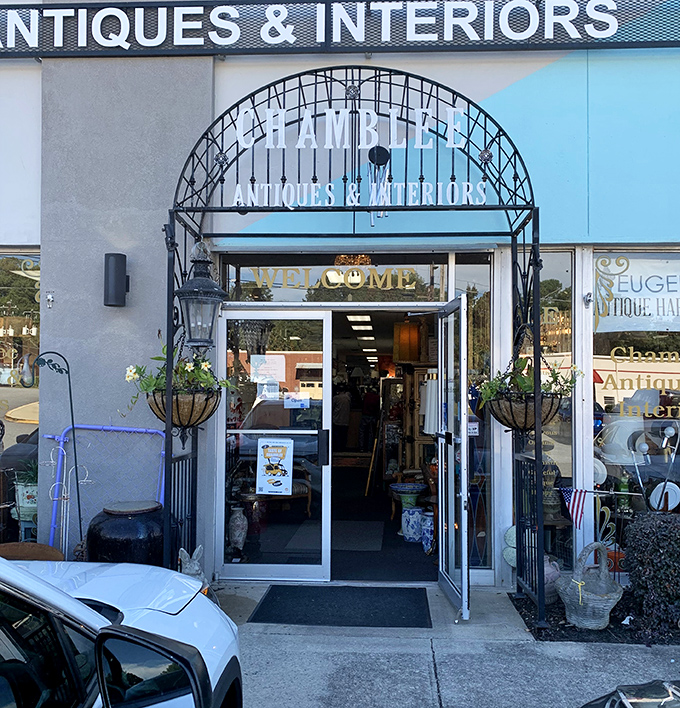 Welcome to antique heaven, where even the entrance arch promises royal treatment for discerning treasure hunters everywhere.