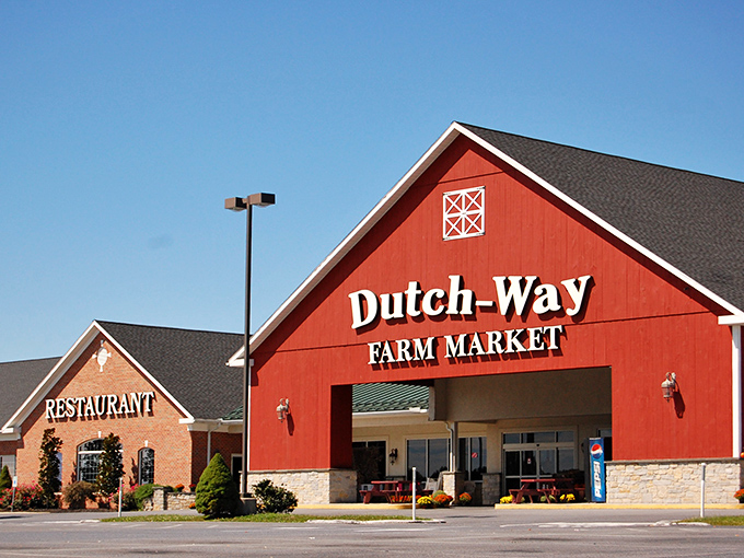 Red barn charm meets family dining, where Pennsylvania Dutch traditions live on through every hearty bite.