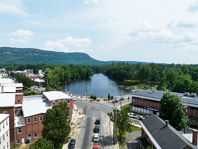 Valley views and mountain majesty surround this affordable haven &ndash; nature's penthouse with ground-floor prices.