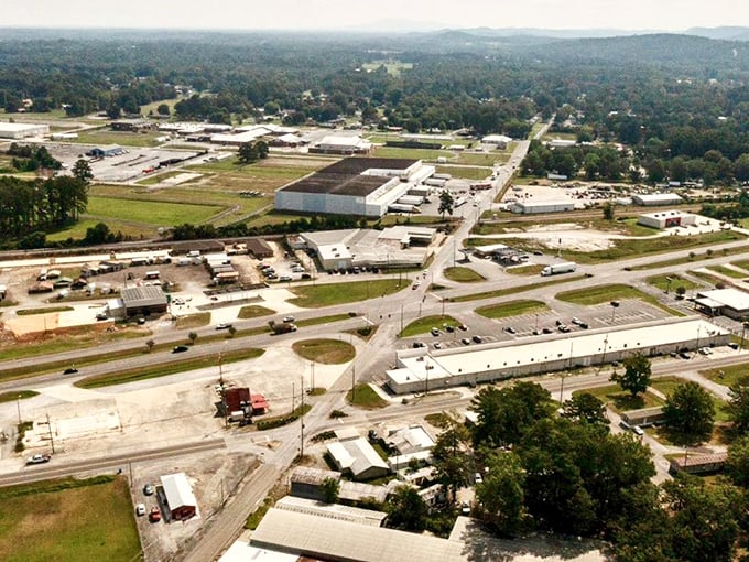 Glencoe's main drag proves that sometimes the best entertainment is simply watching life happen at its own pace.