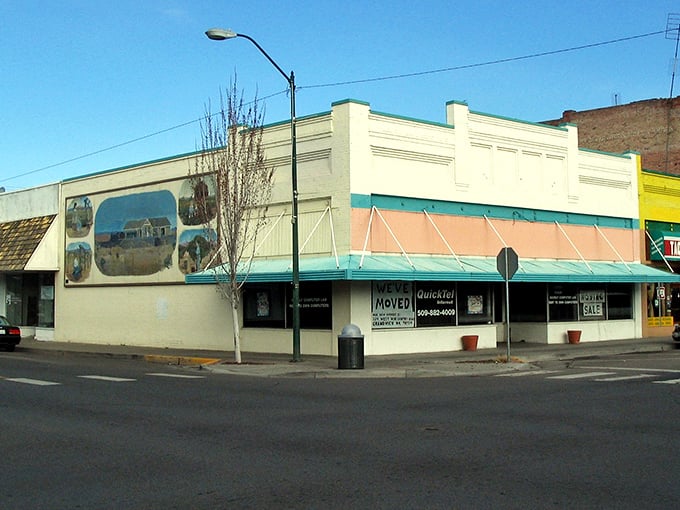 Grandview's wide main street welcomes visitors like an old friend with open arms and open wallets.