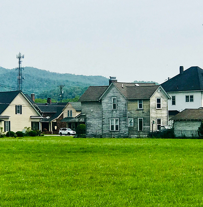 Middlesboro's mountain-surrounded homes sit pretty in an ancient meteor crater, keeping both history and housing costs grounded.