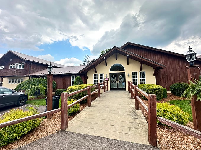 Mountain charm meets hearty appetites at this rustic retreat where every meal feels like a countryside celebration.