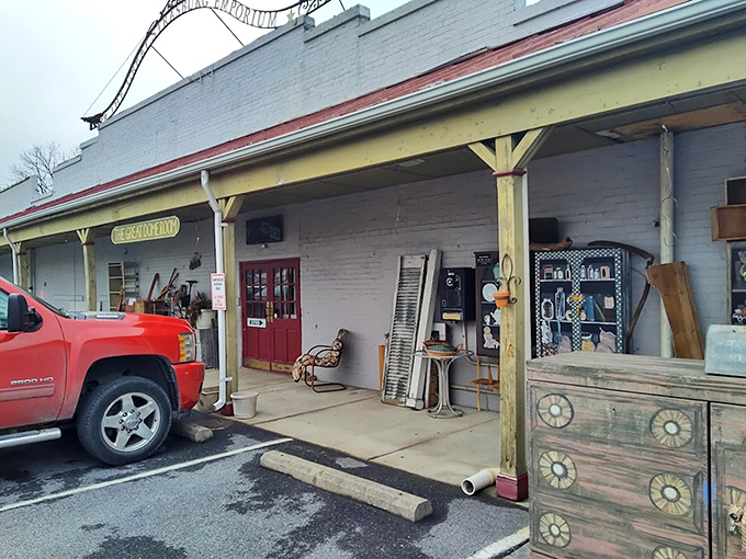 That classic antique mall exterior promises treasures waiting inside like a vintage Christmas morning surprise.