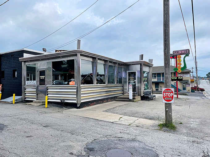 The Summit Diner's sleek black exterior with chrome trim looks like the formal wear of diners &ndash; dressed up, but still comfortable.
