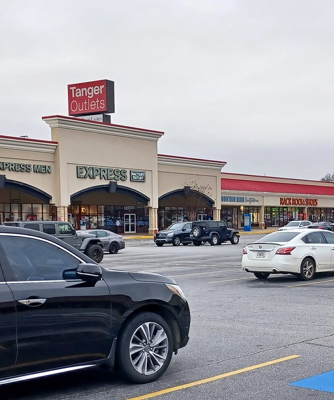 Classic outlet architecture meets practical parking - the perfect recipe for a successful shopping expedition day.