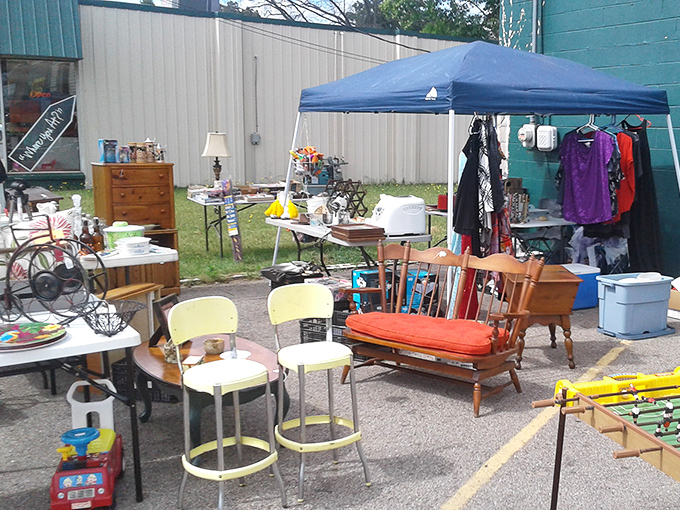 This outdoor marketplace offers the perfect mix of open-air shopping and exciting treasure hunting in the fresh breeze.