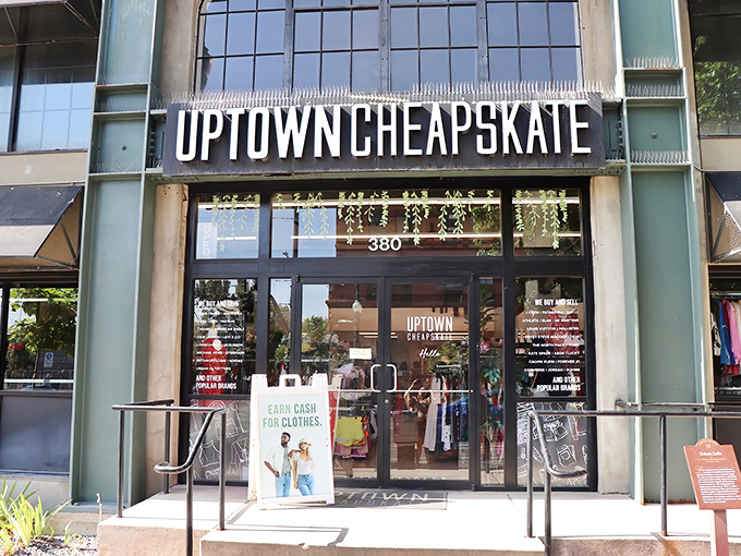 Right in the heart of downtown, this glass storefront invites busy professionals inside.