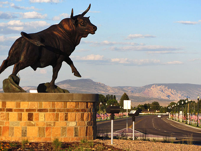 Vernal's main street stretches beneath dramatic cliffs, proving Utah knows how to frame a town with seriously impressive natural scenery.