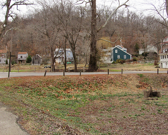 The hillside setting of Elsah reveals homes built with locally quarried stone, appearing much as they did in the 1800s.