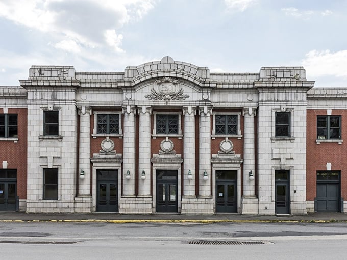 This hotel stands ready to welcome travelers seeking authentic mountain hospitality and genuine comfort.