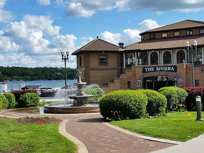 The shores of Lake Geneva have attracted visitors for over a century, and one look at this view explains why.