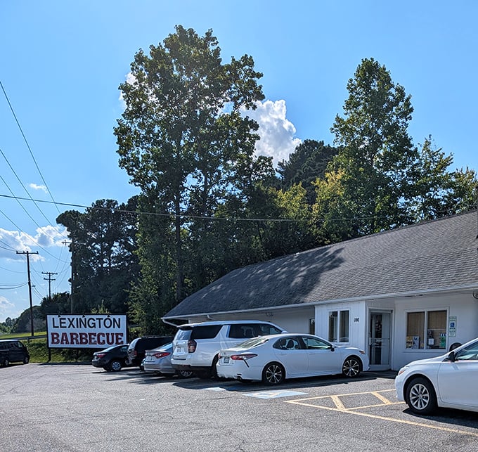 That "Lexington Barbecue" sign might as well be the barbecue equivalent of a lighthouse, guiding hungry travelers home.