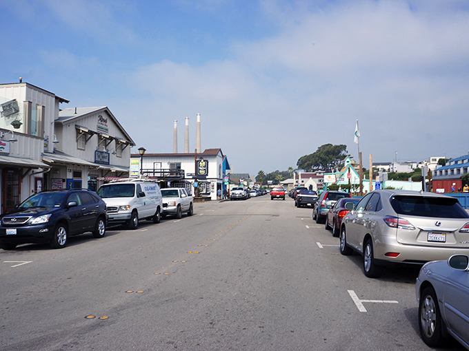 This street has the classic California beach town DNA. Low-slung buildings, a few smokestacks, and plenty of parking for everyone who came to see the ocean.