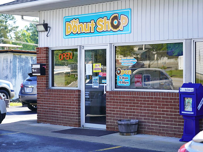 That blue sign against white siding is South Hill's version of the North Star for donut lovers.