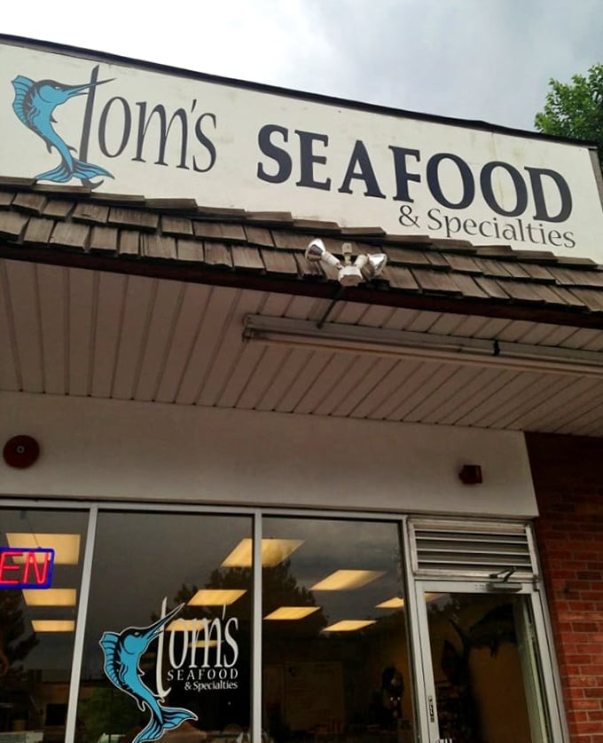That blue marlin on the sign is your clue &ndash; Tom's Seafood delivers the real oceanic deal.