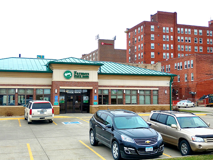 Modern conveniences meet small-town friendliness in this northeastern Iowa city that surprises visitors with its charm.